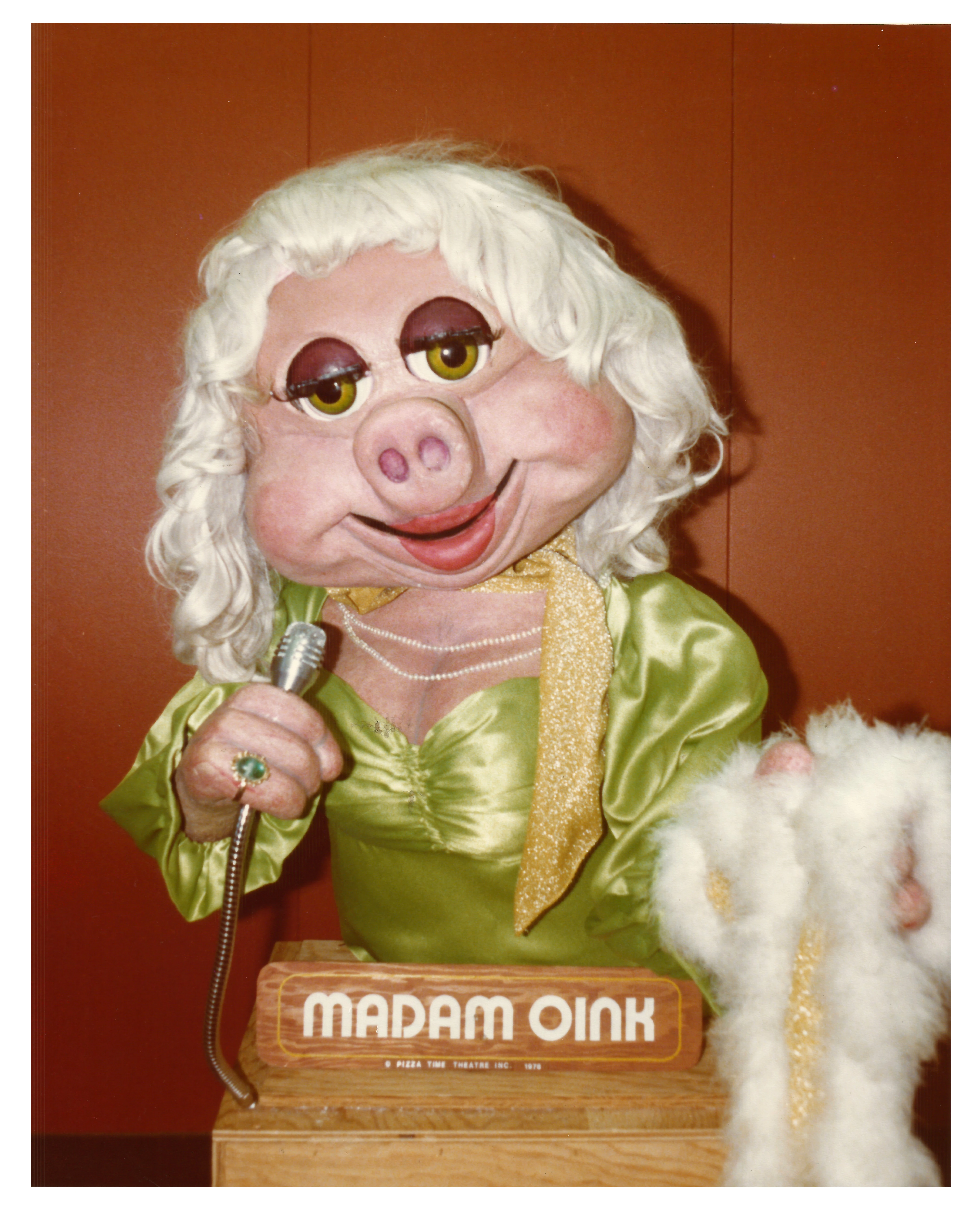 Creepy Madame Oink Animatronic - Retro Pizza Zone